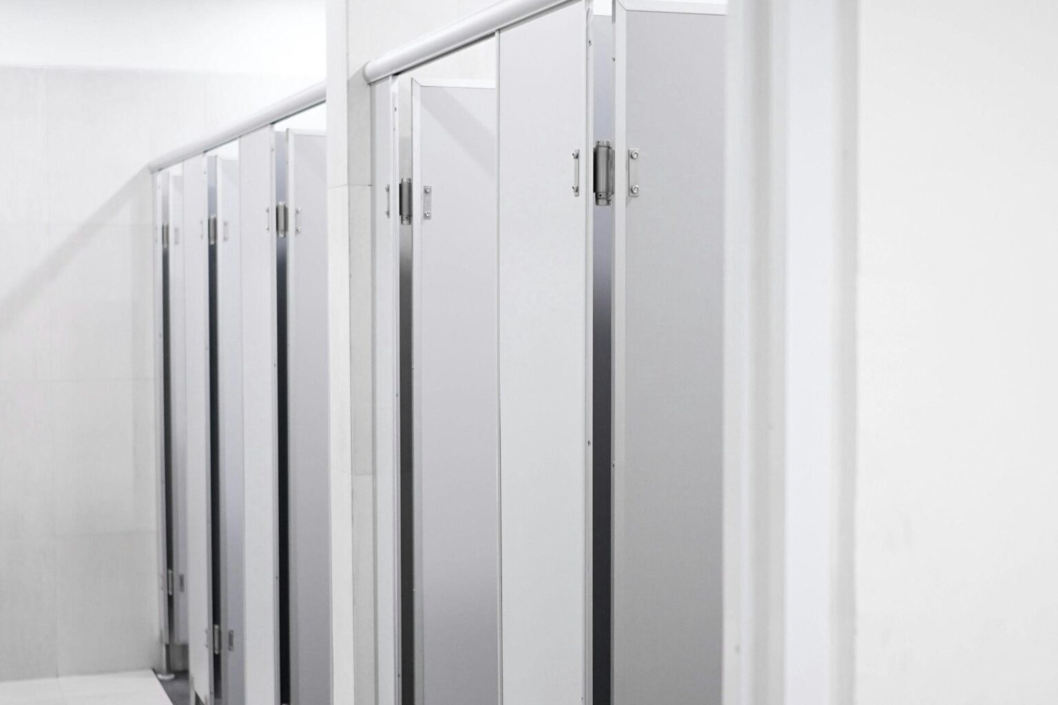 Why Powder-Coated Metal Partitions Are Popular in Commercial Restrooms ...